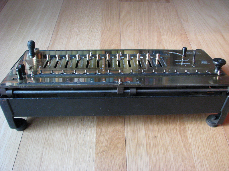 Cris' site on antique mechanical four-species calculators
